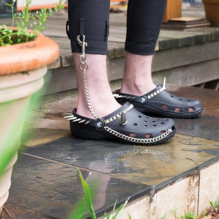 Nouvelle tendance : les "Goth Crocs" - Daily Rock